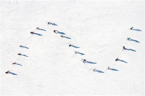스키장 스키 팀의 조감도 겨울 스포츠 스포츠를 위한 산속의 눈 슬로프 그룹 교육 친구들과 운동하십시오 드론에서 겨울 풍경 겨울에 대한 스톡 사진 및 기타 이미지 Istock