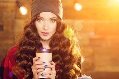 Молодая красивая современная модная сорванная девушка в красном платье и Стоковое Изображение