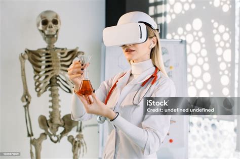 여성 과학자 바이오 화학자 또는 의사가 미래형 Vr 고글 헤드셋을 사용하고 항문염을 위한 새로운 적색 물질로 유리 플라스크를 들고 있습니다 생명공학 의학 화학 개념 3차원