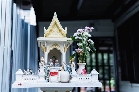 วิธีไหว้ศาลพระภูมิ ศาลเจ้าที่ มีขั้นตอนยังไง ต้องไหว้อะไรบ้าง