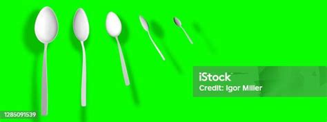 녹색 배경에 숟가락 레스토랑 카페 피자 가게의 디자인을위한 숟가락 광고 목적으로 부엌 숟가락의 미니멀 한 디자인 3d 일러스트레이션 3d 렌더링 3차원 형태에 대한 스톡