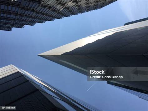 런던 남부의 맑고 푸른 하늘을 지나가는 비행기가 있는 현대 건축의 극적인 전망 파란색에 대한 스톡 사진 및 기타 이미지 파란색 0명 거리 Istock