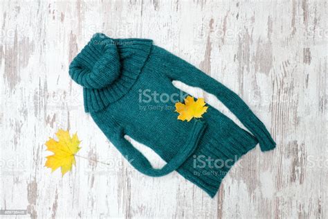 에메랄드 따뜻한 스웨터와 단풍나무 잎입니다 세련 된 개념입니다 가을에 대한 스톡 사진 및 기타 이미지 가을 개념 개체 그룹 Istock