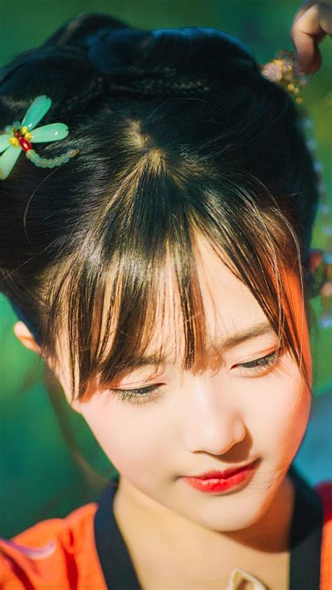 东风夜放花千树。 更吹落、星如雨。 宝马雕车香满路。 凤箫声动， 玉壶光转， 一夜鱼龙舞。 蛾儿雪柳黄金缕。 笑语盈盈暗香去。 众里寻他千百度。 蓦然回首， 那人却在， 灯火阑珊处。