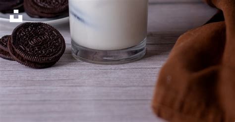 숟가락이 들어있는 유리와 물질이 들어있는 컵 사진 Unsplash의 무료 우유 튀김 이미지