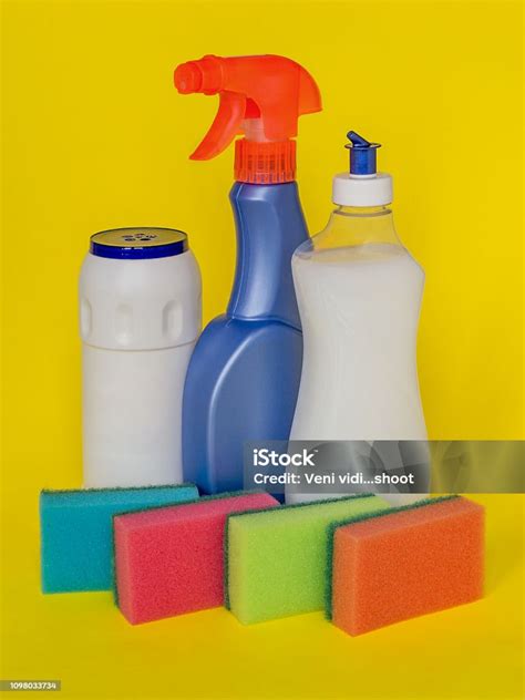 부엌에 대 한 세제의 세 가지 유형 액체 스프레이 및 분말과 화려한 거품 노란색 배경에 설거지 스폰지 주방 한 세제 가정용 화학 물질입니다 가사 0명에 대한 스톡 사진 및