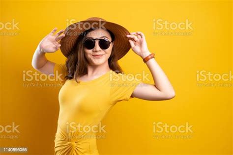 노란색 배경 위에 고립 된 선글라스와 모자를 착용 하는 초상화 여자 긍정적인 감정 표현에 대한 스톡 사진 및 기타 이미지