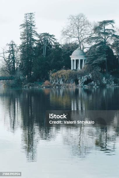 잔잔한 날에 뱅센느 숲의 원형 홀과 인공 동굴의 전망 0명에 대한 스톡 사진 및 기타 이미지 Istock