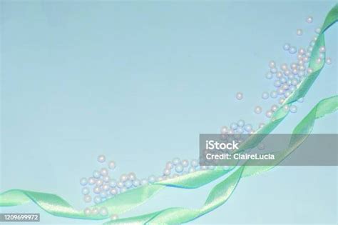 파란색 봄 또는 여름 배경 레이아웃 새틴 리본과 카드의 디자인에 대한 구슬 공간을 복사합니다 축 하의 개념입니다 플랫 레이아웃입니다 위에서 보는 경치 땀에 대한 스톡 사진