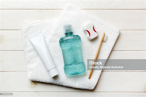 구강 세척제 및 기타 구강 위생 용품을 복사 공간이있는 컬러 테이블 상단보기 플랫 레이 치과 위생 구강 관리 제품 및 밝은 배경에 텍스트를위한 공간 개념 치약에 대한 스톡