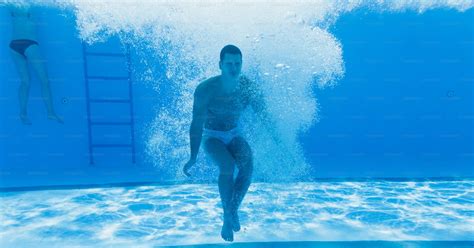 수중 재미 젊은 잘 생긴 남자가 수중에서 수영하고 수영 투표에서 다이빙 스포츠와 레저 사진 Unsplash의 수영 이미지