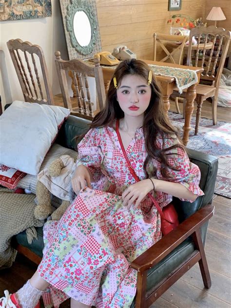 여성 베이비돌 플라워 브이넥 잔꽃무늬 셔링 퍼프 벌룬소매 5부 반팔 여름 롱 원피스 에이블리