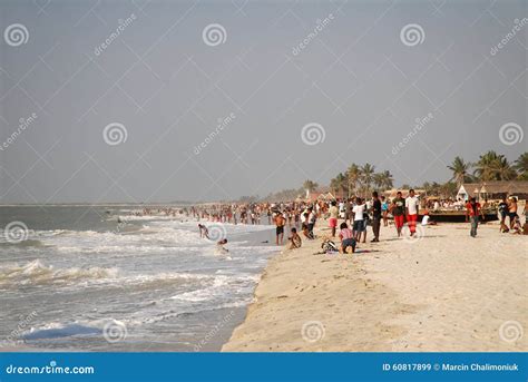 Пристаньте к берегу вполне расслабляющих людей в после полудня Редакционное Стоковое Изображение