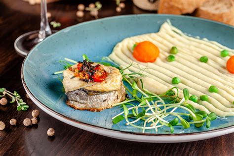 이탈리아 요리의 개념 야채와 으깬 감자와 구운 농어 생선 테이블에 화이트 와인 한 잔 레스토랑에서 세르보비카 요리 복사 공간 건강한 식생활에 대한 스톡 사진 및 기타 이미지