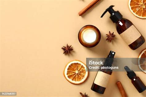 말린 오렌지 조각 아니스 스타 베이지 색 테이블에 계피 스틱이있는 천연 가을 화장품 세트 플랫 레이 상단보기 메이크업 화장품에 대한 스톡 사진 및 기타 이미지 Istock