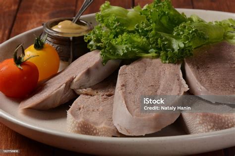 나무 배경에 양상추 잎 체리 토마토 디종 겨자를 곁들인 접시에 얇게 썬 쇠고기 혀 슬라이스 개체 그룹에 대한 스톡 사진 및 기타 이미지 Istock