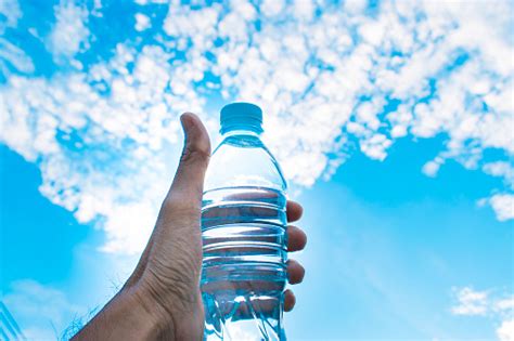 병 물 하늘 배경에 플라스틱 했다입니다 패키지 또는 제품 상쾌한 이미지 및 복사 공간에 대 한 벽지를 사용 하 여 가득 찬에 대한 스톡 사진 및 기타 이미지 Istock