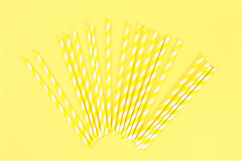 노란 줄무늬에 밝은 노란색 파스텔 배경 짚 종이 튜브 보기 상위 공간을 복사 합니다 개념에 대한 스톡 사진 및 기타 이미지 개념 노랑 다양 Istock