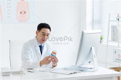 남성 의사 처방약 사진 무료 다운로드 Lovepik