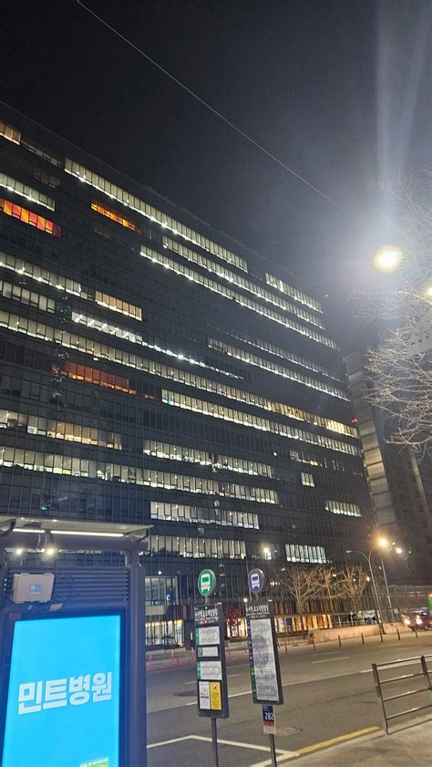 오늘은 지방 출장이 있어 오랜만에 새벽 공기를 마시네 🌬️ ️ 귀와 볼 손끝까지 시릴 정도로 차가운 공기가 온몸을 휘감아~ 🥶 겨울 요놈 안 올 것 같더니