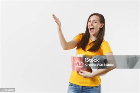 좋아 라 유럽 젊은 여자 축구 팬 또는 노란색 유니폼 축구공 팝콘의 물통을 들고 선수 흰색 배경에 고립 스포츠 놀이 축구 응원 팬 사람들 라이프 스타일 개념