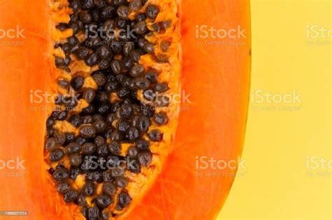 노란색 배경에 씨앗이있는 반쯤 익은 파파야 과일 복사 공간 평평한 누워 파파야에 대한 스톡 사진 및 기타 이미지 파파야