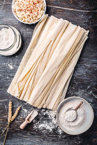 페타 치즈로 속을 채운 필로 반죽 시트로 짭짤한 파이 굽기 준비 건강한 생활방식에 대한 스톡 사진 및 기타 이미지 건강한 생활방식 그릇 그리스 음식 Istock