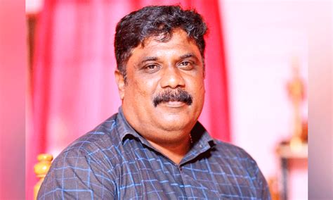 ചു മ രു ക ളി ൽ ചി ത്ര വി സ്മ യം Kp Sreejith Gives Life To Pictures In Minutes By Spray