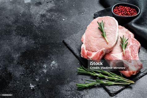생 돼지 고기 다진 스테이크 유기농 육류 검은 색 배경 맨 위 보기입니다 복사 공간 검은색에 대한 스톡 사진 및 기타 이미지 검은색 돼지고기 두껍게 자른 고깃점