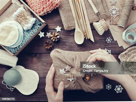 제로 폐기물 크리스마스 여성 손 팩 선물 삼베에 싸여 테이블에 배치 된 친환경 제품 0에 대한 스톡 사진 및 기타 이미지 0 가방 갈색 Istock