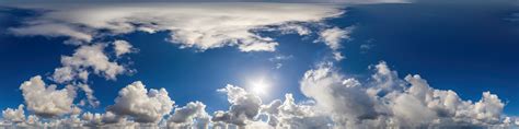 푹신한 커눌루스 구름이 있는 푸른 하늘 파노라마 구형 등구형 포맷의 매끄러운 Hdr 파노 3d 시각화 게임 및 공중 무인 항공기 360 파노라마에 대한 하늘 돔 또는 천정