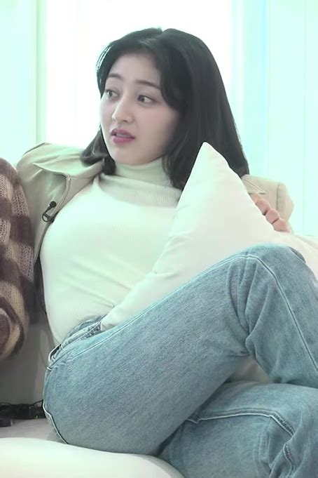 쿠션에 받치는 트와이스 지효 움짤