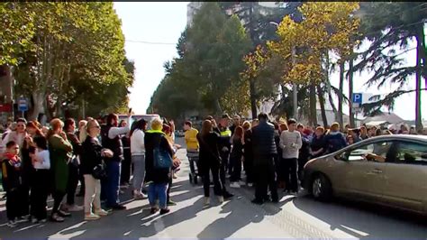 სკოლის აშენების მოთხოვნით თბილისში გზა გადაკეტეს Netgazeti