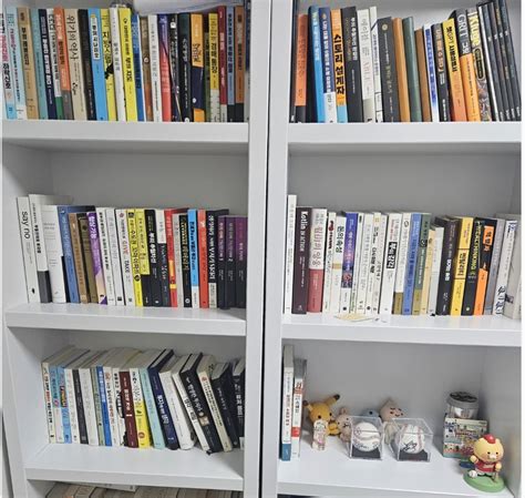 매일 독서 하고 책 읽으며 발전하는 걸 좋아하는 이웃들 있을까 한 달에 많게는 4권 적게는 2권씩 약 300권 정도를 읽은 것 같아 책 모으는 것도 좋아하고 전자책도 많이