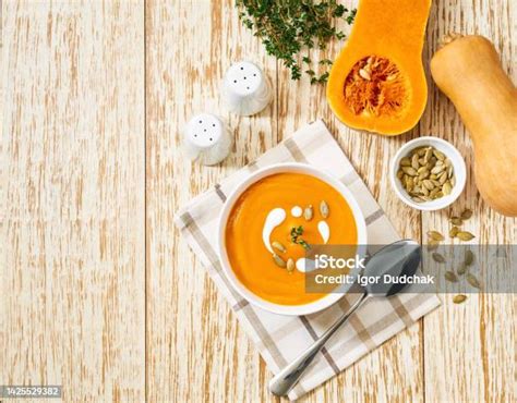 하얀 나무 테이블에 호박 수프 또는 버터넛 스쿼시 수프가 들어간 그릇은 텍스트를위한 공간을 복사합니다 건강한 식생활에 대한 스톡 사진 및 기타 이미지 Istock