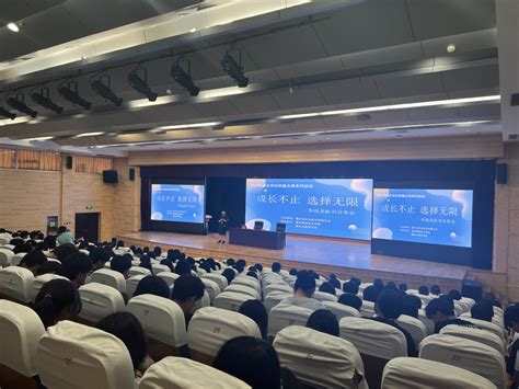 青年作家李尚龙做客我校开展励志巡讲