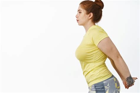 Retrato De Mulher Gordinha Ruiva Em Roupas De Fitness Esticando Os Braços Atrás Do Treino No