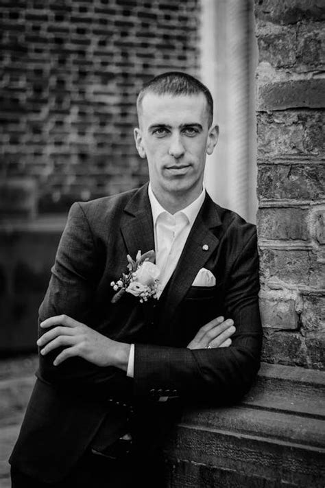 남자 블랙 앤 화이트 수직 쐈어 수트 초상화 캡 모자 패션 사진에 관한 무료 스톡 사진