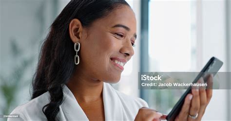 비즈니스 우먼 태블릿 및 커뮤니케이션 비전 및 네트워킹이 있는 현대적인 사무실의 복도에서 독서 사람 터치스크린 및 타이핑과 사고 적용 및 직장에서의 문제 해결 25 29세에