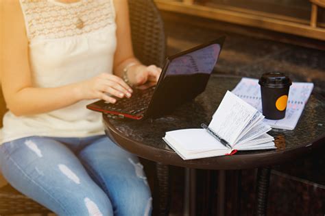 커피와 카페 테라스에 앉아 여자 카피라이터입니다 여자 프리랜서 야외에서 쓰기입니다 Cd 라이터에 대한 스톡 사진 및 기타 이미지