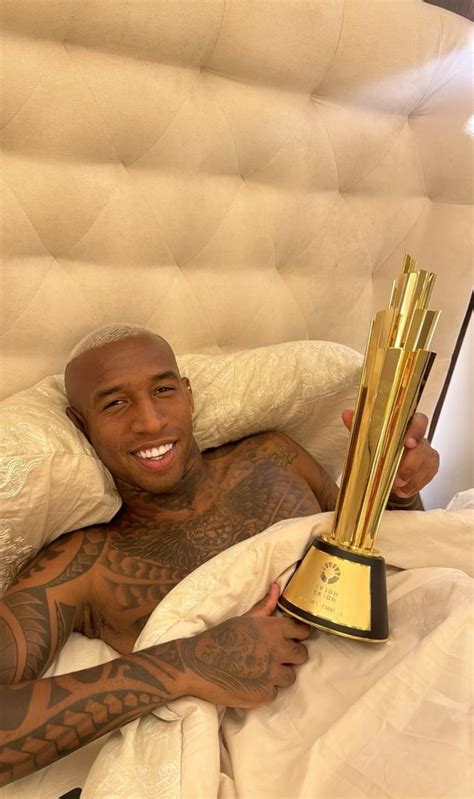 تاليسكا برفقة جائزة رجل المباراة 💛💛 2024