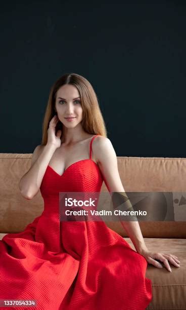 젊은 여자는 소파에 앉아 창 밖으로 보이는 아름다운 여자의 초상화 30 34세에 대한 스톡 사진 및 기타 이미지 30 34세