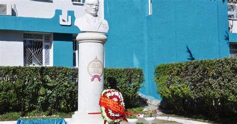 Маршал Ю Цэдэнбалын хөшөөнд цэцэг өргөж хүндэтгэл үзүүллээ Мэдээ мэдээлэл Эрдэнэт үйлдвэр