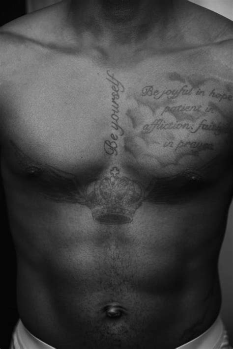 Primer Plano De Un Torso Masculino Tatuado En Blanco Y Negro · Foto De Stock Gratuita