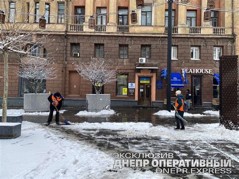 Комунальники всю ніч прибирали сніг із вулиць Дніпра Новини Дніпра Дніпро Оперативний