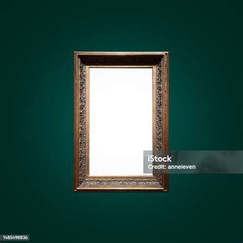 경매장이나 박물관 전시회의 왕실 녹색 벽에 있는 골동품 아트 페어 갤러리 프레임 모형 디자인 삽화를 위한 빈 흰색 복사 공간이 있는 빈 템플릿 액자에 대한 스톡 사진 및