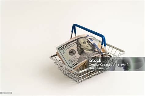 돈으로 식료품 바구니 우리와 함께 쇼핑 바구니는 흰색 배경에 달러 식료품 및 식료품 점 가격 상승 코로나바이러스 전염병으로 인한 가격 인상 제품이 점점 더 비싸지고 있습니다