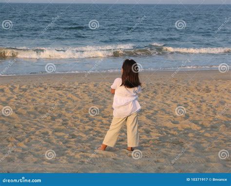 Meisje Op Strand Stock Afbeelding Image Of Meisje Golven 10371917