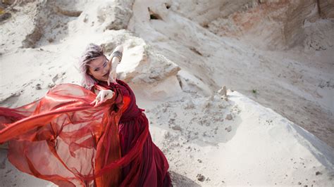 빨간색으로 여자입니다 레드 드레스를 비행에 젊은 아름 다운 여자 날기에 대한 스톡 사진 및 기타 이미지 날기 드레스 러시아 Istock