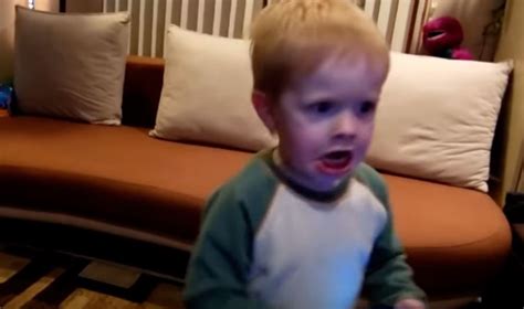 Хлопчик активно танцює зі злим виразом обличчя Просто умора Интересное тут